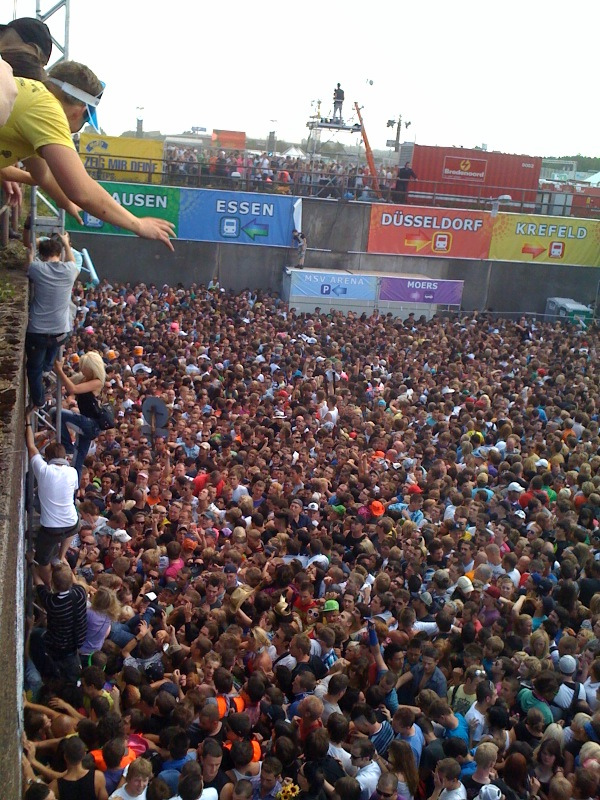 Deadly panic leaves no way out at Love Parade festival - Youth ...