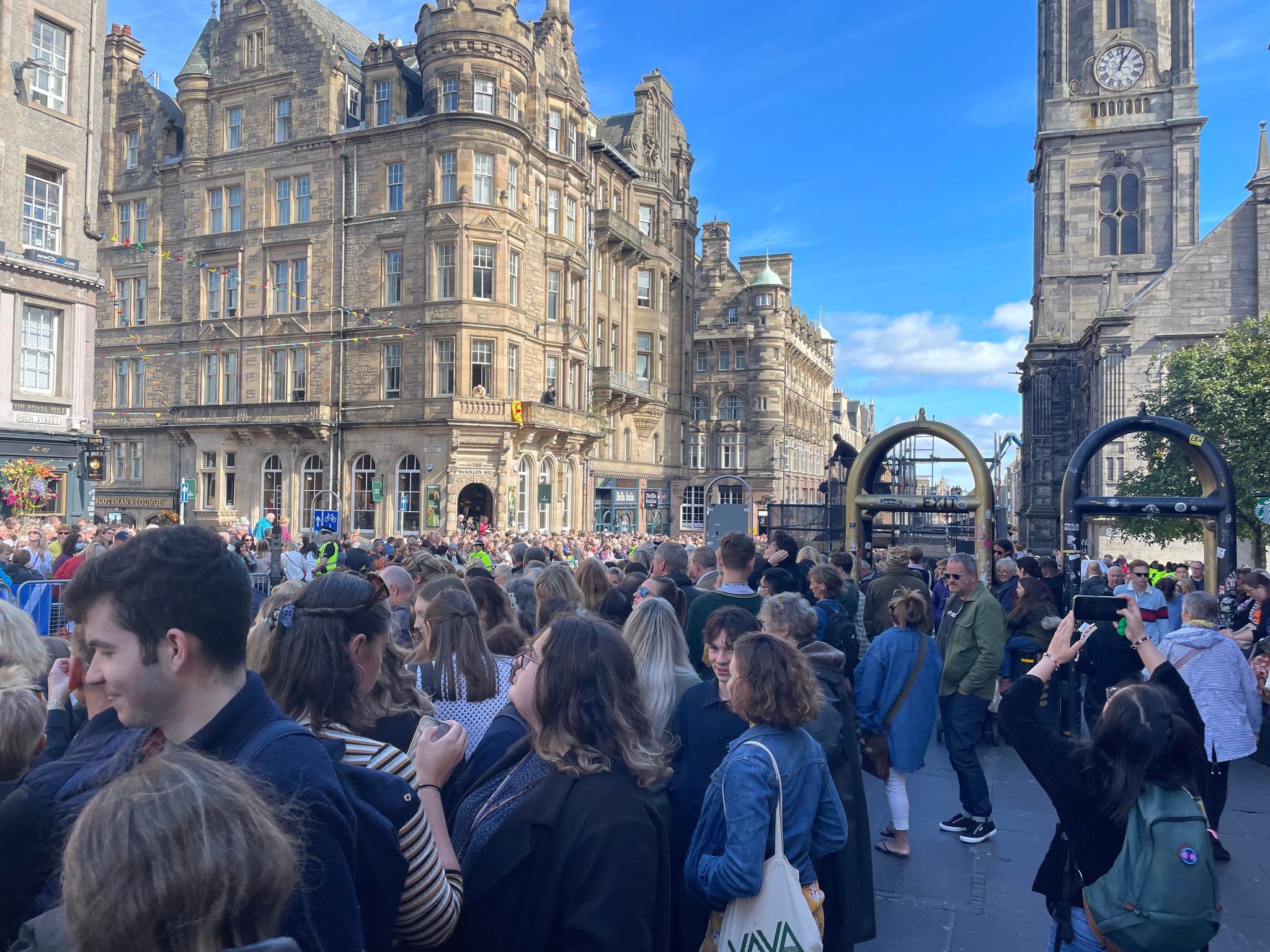 Waiting Edinburgh crowd applauds King Charles' procession - Youth ...